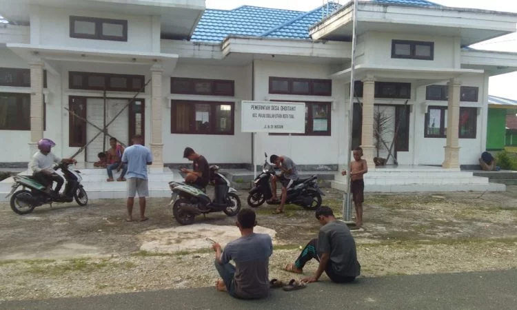 Pemuda Ohoitahit Kota Tual Palang Kantor Desa - Media Tual News