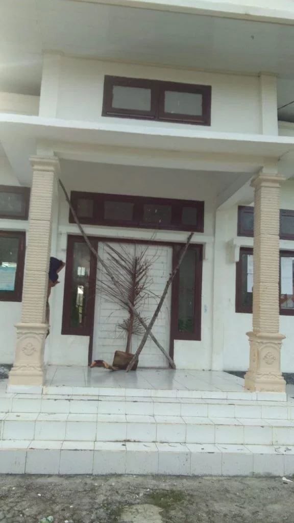 Pemuda Ohoitahit Kota Tual Palang Kantor Desa - Media Tual News