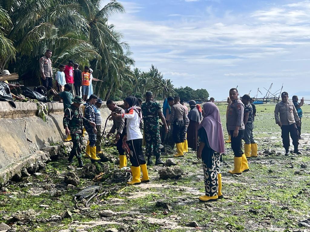 Jelang HUT TNI, Lanal Tual Karya Bhakti Bersih Pantai Ohoitahit - Media ...