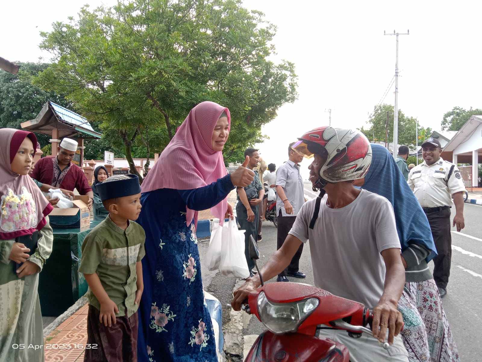 PN Tual Bagi Takjil Buat Tukang Ojek dan Warga Berbuka Puasa Media Tual ...